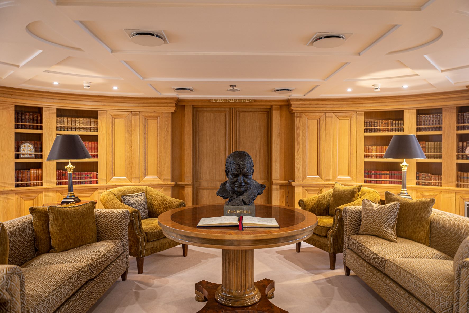 Exclusive photos! CHRISTINA O-The legend | MANCODE STYLE